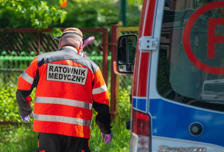 Wypadek drogowy na ulicy Żeromskiego w Bytomiu - zderzenie karetki pogotowia i samochodu nauki ...